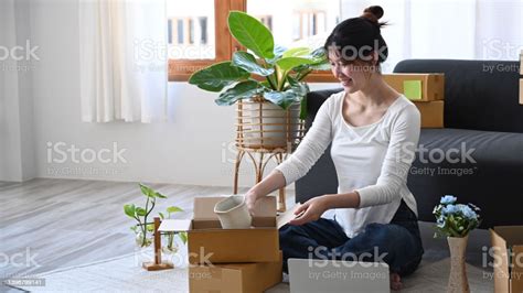 젊은 아시아 여성 중소 기업 주인은 고객에게 배달을 위해 제품의 소포 상자를 준비합니다 전자 상거래 온라인 판매 개념 20 24