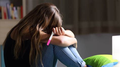 Dad Threatens To Kick Pregnant Daughter Out Of The House If She Keeps