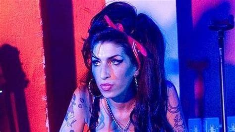 Amy Winehouse Inmortalizada En Topless Por Daniel Edwards