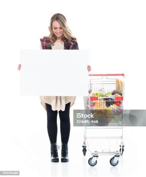 쇼핑 카트 옆에 서있는 아름다운 여성 하나의 플래카드를 들고 아래를 봄에 대한 스톡 사진 및 기타 이미지 아래를 봄 여자 전신 Istock
