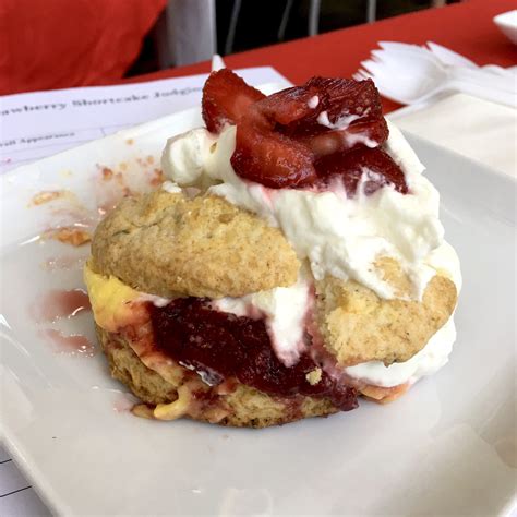 Meg Giuffridas Strawberry Shortcake With Lemon Curd Receita