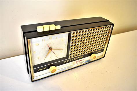 Regency Black Gold 1957 Sylvania Model 1322 Vacuum Tube Am Clock Radio