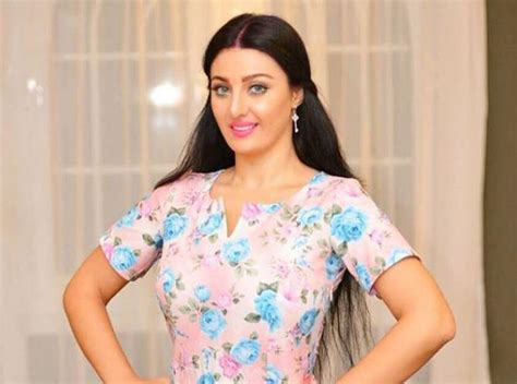 الراقصة صافيناز تثير ضجة على إنستغرام بعد صورتها الأخيرة بملابس السباحة