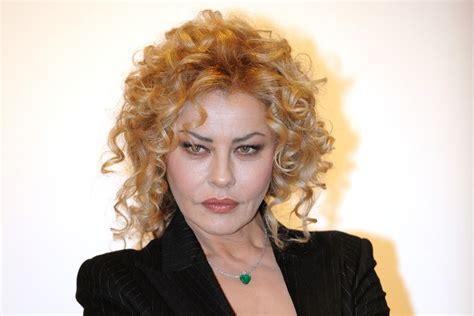 Gf Eva Grimaldi Cade A Terra Con Un Bicchiere Di Vetro