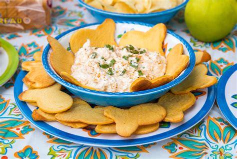 Cold Crab Dip With Fish Crackers Martins Famous Potato Rolls And Bread