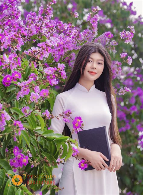 Cách Tạo Dáng Chụp Ảnh Đẹp Với Hoa Bằng Lăng