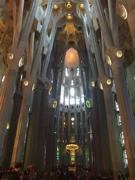 סגרדה פמיליה אדריכל גאודי בנה תכנן והקים את סגרדה פמיליה