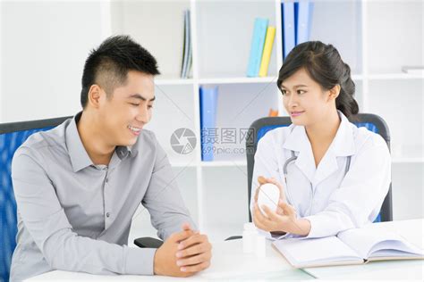 青年男子到医生高清图片下载 正版图片502629004 摄图网