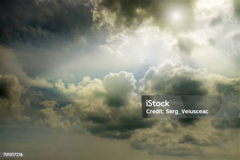 Mendung Langit Gelap Dan Matahari Foto Stok Unduh Gambar Sekarang