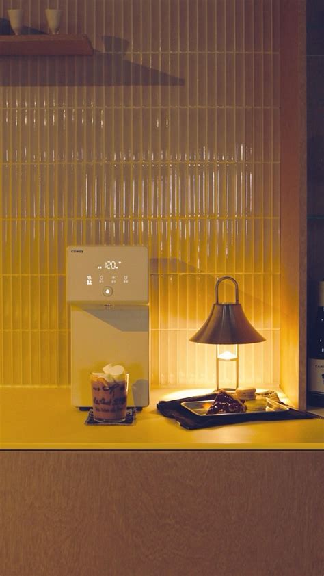 코웨이 공식 인스타그램 ⠀ 나의 하루를 책임지는 아이콘정수기2 ⠀ 상큼한 레몬 티로 맞이하는 생기 있는 아침과☀ 진한 핫초코로 하루의 피로를 녹이는 저녁☕ ⠀ 아이콘