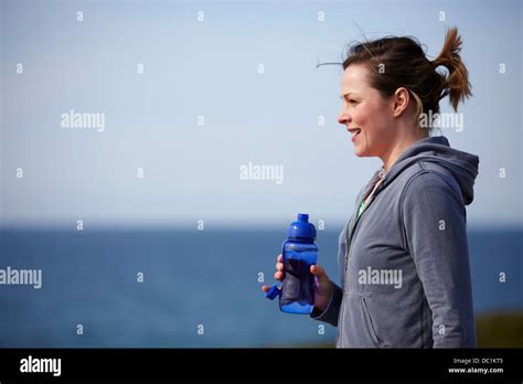 Jeune Femme Prenant Une Pause Banque De Photographies Et Dimages à Haute Résolution Alamy