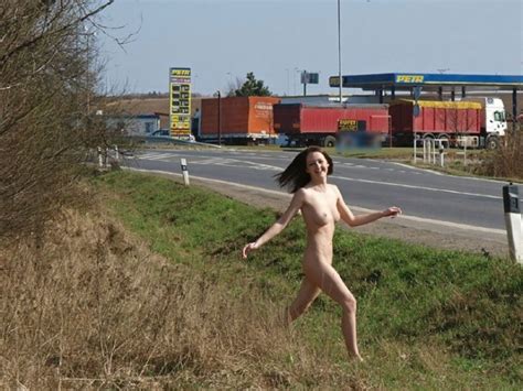 【画像】海外の街中、全裸の可愛い女多すぎだろ・・・（16枚） ポッカキットポッカキット