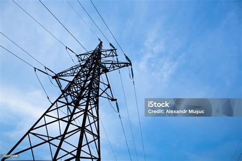 푸른 하늘 배경에 전기 철탑 배전 스테이션에서 와이어 케이블이 있는 고전압 그리드 타워 감정에 대한 스톡 사진 및 기타 이미지 감정 강철 개념 Istock