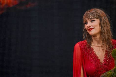 Taylor Swift Sexy Wet Hamburg Performance Hot Celebs Home