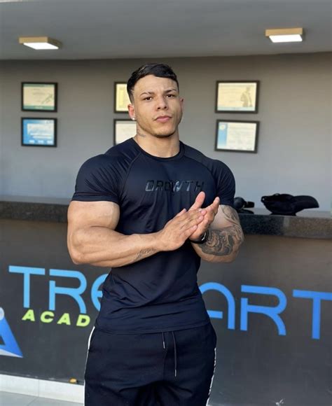 Bodybuilder André Assis Representing Again” Straight Men Obsession