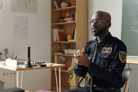 Policial Em Frente Ao Público Escolar Imagem De Stock Imagem De