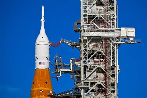 Nouveau Report Du Lancement De La Fusée Lunaire De La Nasa