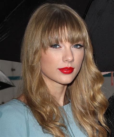 Taylor Swift Lipstick Dearg Bangs