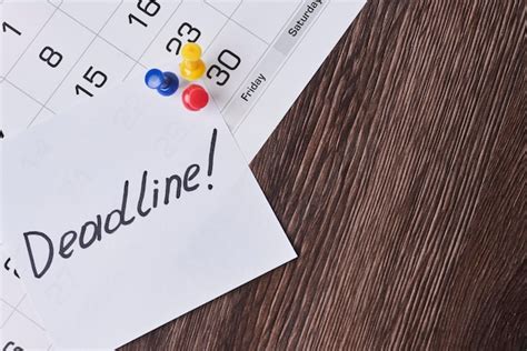 Concepto De Fecha Límite Un Documento Con Texto De Fecha Límite Anclado En El Calendario Mensual