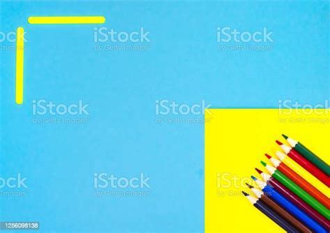 파란색 배경에 사무실 용품 학교 개념으로 돌아갑니다 창의력과 학습을위한 제품의 표시 학교 용품텍스트 프레임 학교의 레이아웃 플랫 레이 복사 공간을 복사합니다 개념에 대한