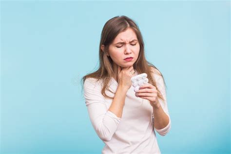 Wunde Kehle Frau Die Den Hals Auf Blauem Hintergrund Berührt Stockfoto