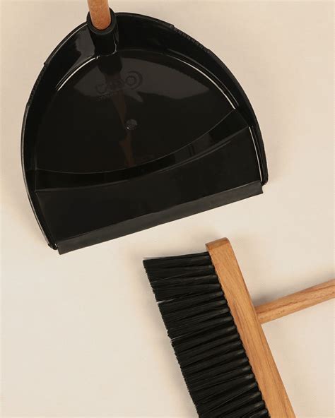 قیمت و خرید جارو خاک انداز دسته بلند چوبی برند Kwi سفارشی و ارسال از کارگاه