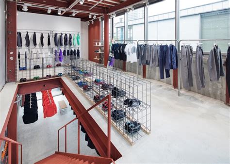 Schemata Adds Adjustable Clothes Rails To Descente Blanc Store