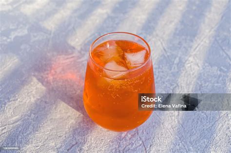 아이스 큐브가 있는 이탈리아 아페롤 스프리츠 알코올 칵테일 쓴 스파클링 와인 Prosecco와 소다와 여름 상쾌한 오렌지 음료 텍스트 공간 복사 마실 것에 대한 스톡 사진