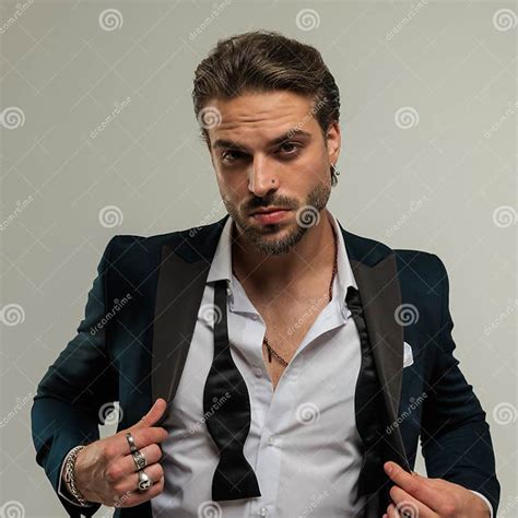 Attraktiver Bartmann Mit Offener Kiste Der Nach Vorn Blicken Und Sich Anpassen Kann Stockbild