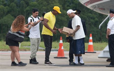 O Que Tinha Na Caixa Que Neymar Recebeu Ao Descer Do Avião