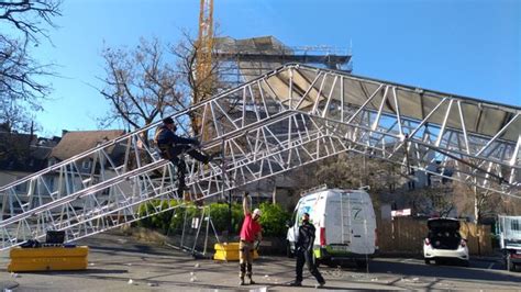 Spectaculaire Opération De Retrait Du Toit Parapluie De La Maison De La Forestine à Bourges