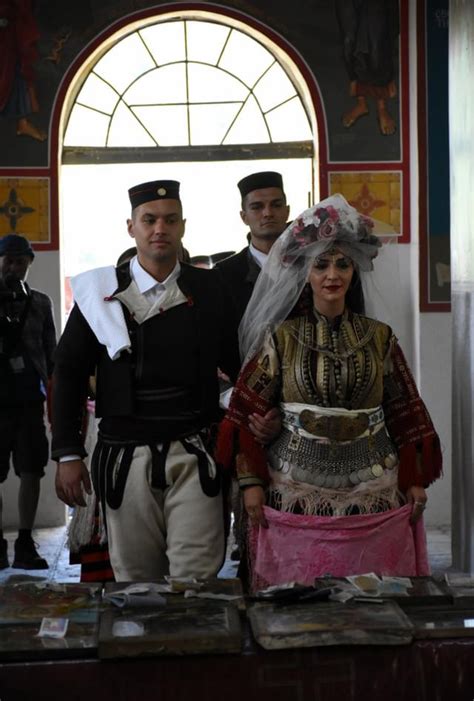 Стефана и Даријан се заколнаа на вечна љубов на „Галичката свадба“ Реален Медиум за Реални