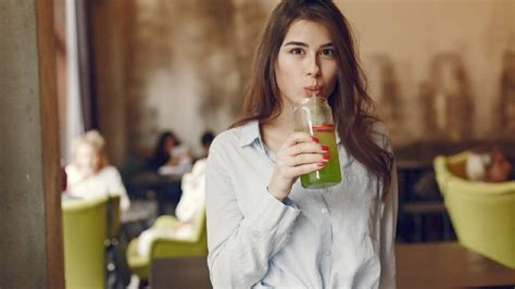 Celery Juice 5 Side Effects On Health Healthshots
