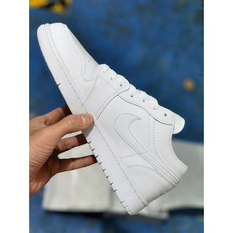 Ready Stcok Jordan 1 Aj1 Loww Triple White รองเท้าผู้ชายและผู้หญิงรองเท้าผ้าใบ Aoz8สีขาว