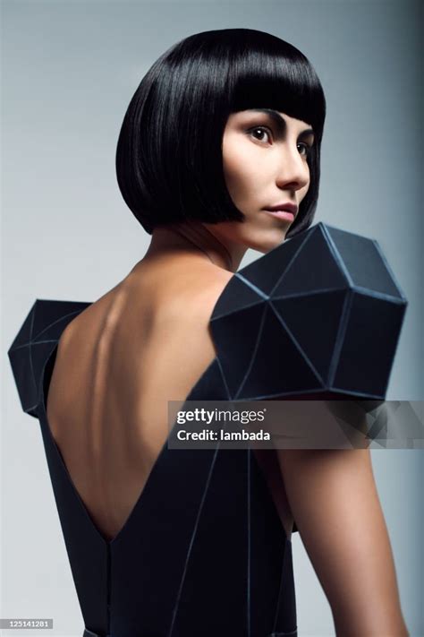 Mode Portrait De Femme En Robe Futuriste Photo Getty Images