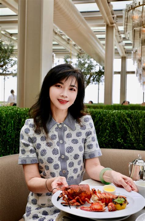 周心怡 周心怡 Added A New Photo