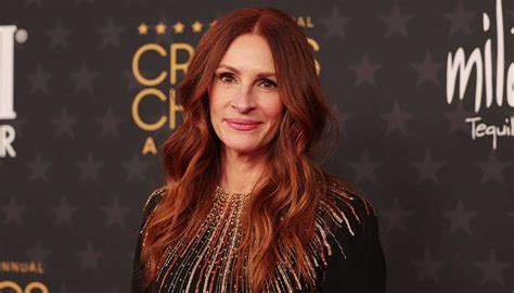 Golden Globes 2026 Julia Roberts Gets Standing Ovation From Audience