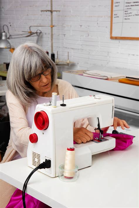 Designer De Moda Feminina No Estúdio Trabalhando Em Roupas Foto Grátis