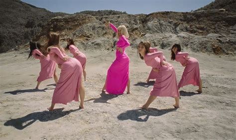 Adea Pula Publishes Ti Comes With An Attractive Appearance In The Clip Telegrafi Telegrafi