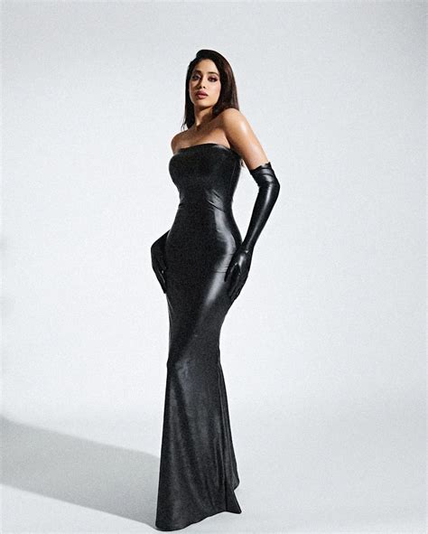 Janhvi Kapoor Flaunts Her Fine Curvy Body In A Tight Fit Latex Black