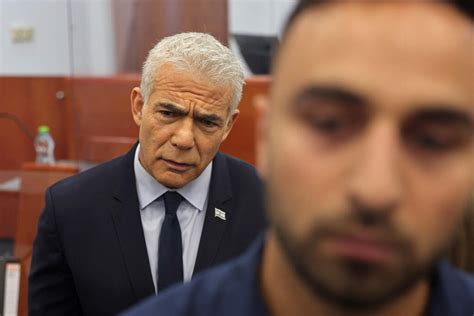 שקרנים תמיד חושבים שכולם שקרנים לפיד העיד במשפט נתניהו