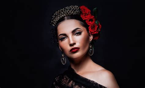 Curiosidades De La Flor En El Pelo Flamenca Tablao Álvarez Quintero