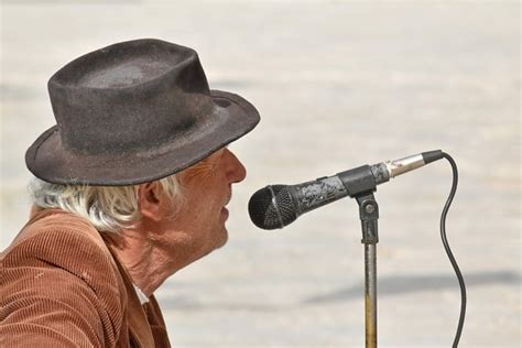Kostenlose Bild Mann Mikrofon Rentner Sänger ältere Menschen Alt