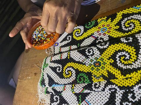 Kerajinan Manik Khas Dayak Potensi Ruang Mikro Aplikasi Informasi Dari Desa Prm Aid