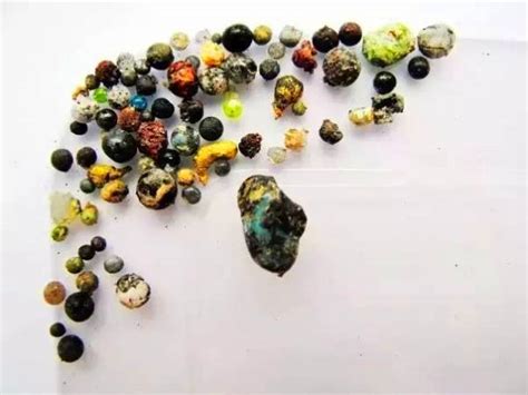 28岁信佛女居士留下近千颗五彩斑斓舍利子念佛往生中阴解脱一切如来心茅蓬