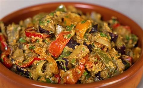 Шинкуем жареные баклажаны в грузинский салат ореховая заправка придаст