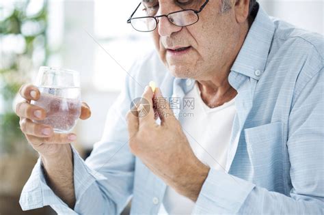 老人吃药高清图片下载 正版图片505041922 摄图网