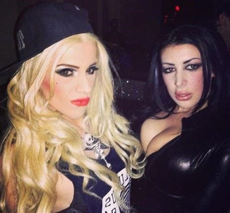 Foto De Micky Syndrome Is A Fox With Her Shemale Friend While In Latex