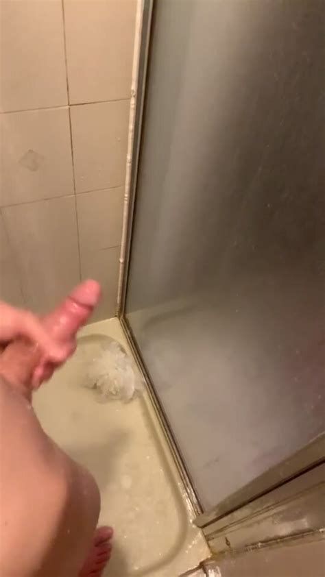 Buddy Jerks Off His Huge Cock In The Shower 中文