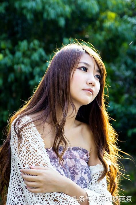 草地上的嬌情少女，你會愛上哪一個？ 每日頭條